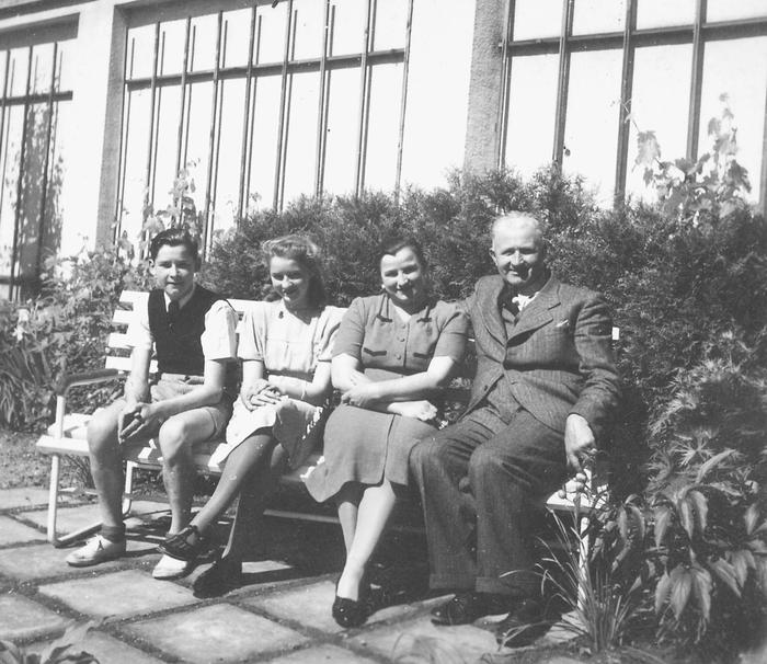 Okupace a odchod do emigrace